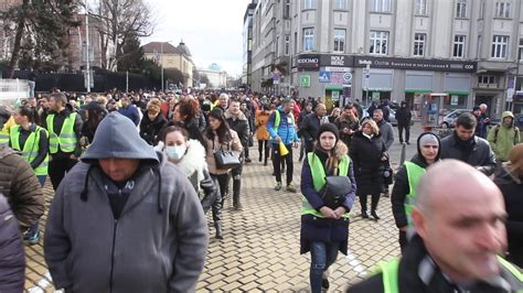 Хиляди искат оставка на правителството Стигна се до сблъсъци с полицията 2 Youtube