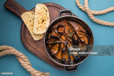 홍합 해산물과 파란색 배경 로즈마리 허브를 곁들인 신선한 해산물 세 가지 홍합 가리비에 대한 스톡 사진 및 기타 이미지 가리비 갑각류 고급 요리 Istock