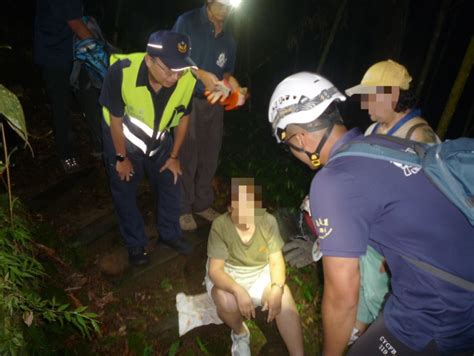 婦人傍晚與友人登阿里山鄉迷湖古道古道 不慎跌倒受傷 竹崎警、消摸黑救援 以接力方式背負爬坡急送醫 台灣華報