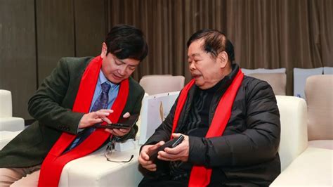 网红教授”郑强与福建福耀科技大学创始人曹德旺同台互动时政湃澎湃新闻 The Paper