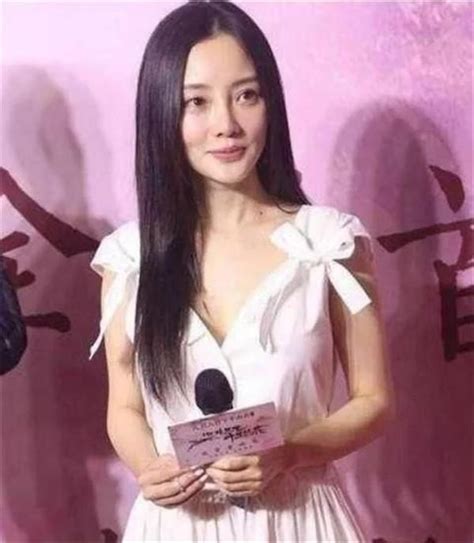 李小璐衬衫扣子突然崩开，该漏不该漏的都漏了