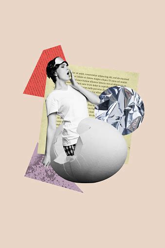 졸린 소녀 하품 착용 마스크 잠옷 엿보기 달걀 껍질 아침 식사 준비 수면 페인트 배경에 고립 된 수직 사진 콜라주 25 29세에 대한 스톡 사진 및 기타 이미지 Istock