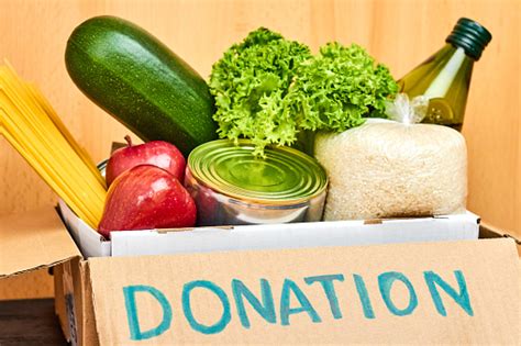 다양한 음식 야채 과일 시리얼 오일 및 통조림 식품으로 기부판 상자 자선 또는 배달 개념 Charity Benefit에 대한