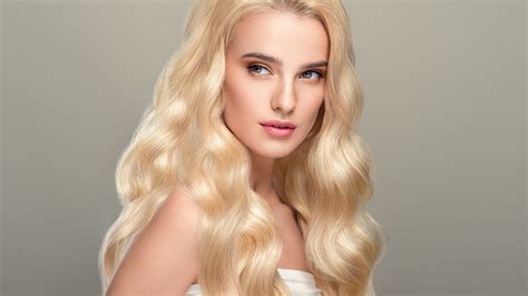 Картинки девушка блондинка волосы лицо серые глаза губы блеск розовые обои 2560x1440