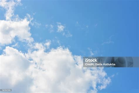 하늘 천사의 흰색 구름과 햇빛과 파란색 푸른 하늘의 밝고 다채로운 사진 흰색과 파란색 조명과 색상빛 섬세하고 통풍이 흐린 배경 0명에 대한 스톡 사진 및 기타 이미지