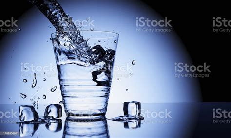 반사와 테이블 표면에 얼음 큐브와 유리에 물을 부어의 3d 렌더링 3차원 형태에 대한 스톡 사진 및 기타 이미지 3차원 형태 개념 건강관리와 의술 Istock