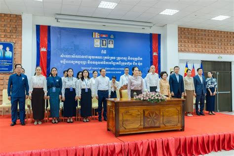 លោកជំទាវបណ្ឌិត ពេជ ចន្ទមុន្នី ហ៊ុនម៉ាណែត៖ អាជីពជាគ្រូពេទ្យ