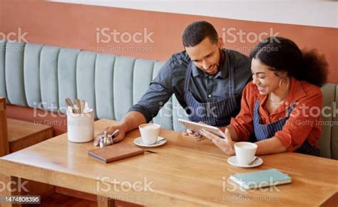 비즈니스 미팅 카페 팀 및 커피숍 직원의 소셜 미디어 마케팅 계획 태블릿 디지털 온라인 및 Seo 판매는 데이터를 작업하는 레스토랑 관리 팀의 기술에 대해 작업합니다