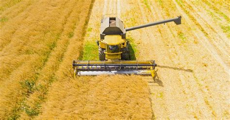 결합 수확기의 공중 보기 밀밭의 수확 농업 주제에 대한 산업 영상 위에서 바이오 연료 생산 유럽 연합의 농업과 환경 사진 Unsplash의 독일 이미지