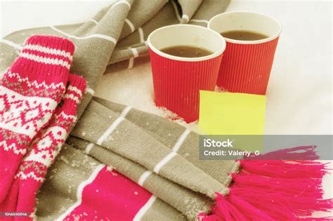 겨울철 따뜻한 옷 스카프 및 장갑 커피 두 잔으로 눈에 텍스트에 대 한 깨끗 한 노란색 스티커 감기와 독감에 대한 스톡 사진 및 기타 이미지 Istock