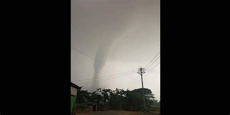 Dvb လယ်ဝေးတွင် လေဆင်နှာမောင်းတိုက်ခတ်၊ ရွာ ၂ ရွာထိခိုက်ပျက်စီးပြီး လူ