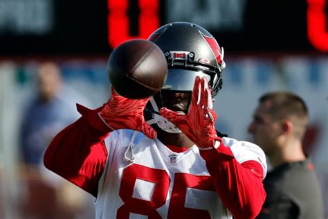 Bucs Camp Observations Julio Jones Makes Strong Impression In First Practice The Athletic