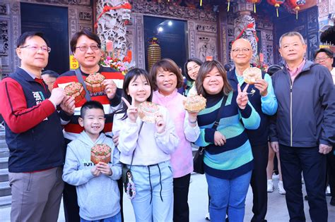 嘉義市長黃敏惠年初二發送百寶盒 民眾排隊沾福氣迎財運 暢news 新聞觀點，暢所欲言