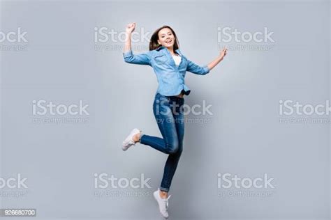 행복 자유 전력 모션와 사람들 개념웃는 젊은 여자와 함께 점프의 전체 길이 세로 회색 배경 위에 주먹을 제기 점프에 대한 스톡 사진 및 기타 이미지 Istock