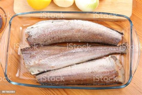 나무 테이블에 유리 그릇에 대구 류 생선 커팅 보드에 감자 양파 딜 잎 레몬 속 인 다 0명에 대한 스톡 사진 및 기타 이미지