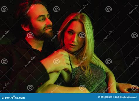 Jovem Tocando Namorada Sexy Em Foto De Stock Imagem De Sensual
