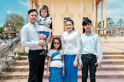 លោកឧកញ៉ា ឡេង ប្រុស ចូលរួមឧបត្ថម្ភគ្រួសារសពជនរងគ្រោះម្នាក់១លានរៀល ករណីលិចទូកចម្លងនៅខេត្តកណ្តាល