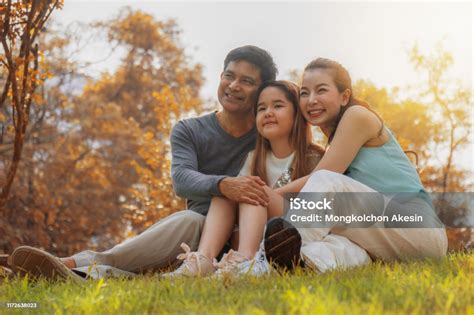 아시아 가족 아버지 어머니와 Daugther 가을 시즌에 공원에서 함께 좋은 시간을 보내고 가족에 대한 스톡 사진 및 기타 이미지 Istock