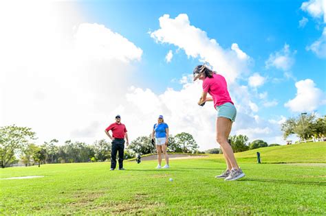 트리오는 아름다운 경치 녹색에 골프를 재생 남자와 두 여자 스포티 3 명에 대한 스톡 사진 및 기타 이미지 3 명 Friendly Match Golf