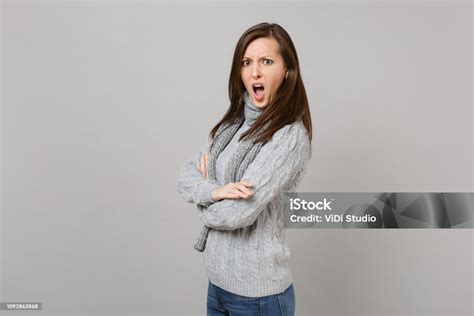 염증된 혐오 여자 회색 스웨터 스카프 손을 잡고 접혀 회색 배경에 고립의 맹세 건강 패션 라이프 스타일 사람들이 진심으 감정