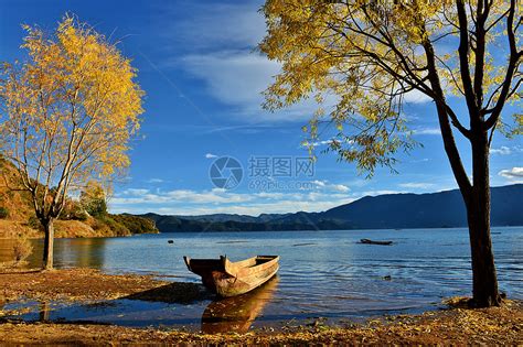 泸沽湖中的小船高清图片下载 正版图片500799130 摄图网