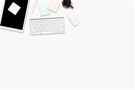 디지털 태블릿 컴퓨터 휴대 전화 및 액세서리와 함께 사무실 테이블의 평면 위치 사진 에 격리 된 흰색 배경 데스크톱 오피스 이랑 개념입니다 개념에 대한 스톡 사진 및 기타