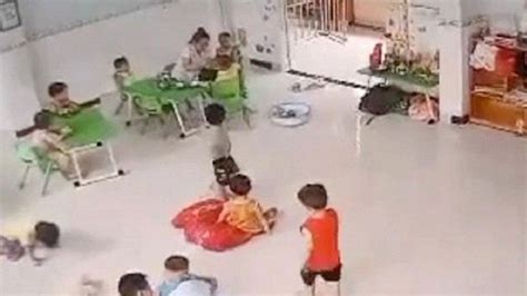 Mengira Sekolah Tempat Aman Ibu Pilu Lihat Cctv Rekam Putranya