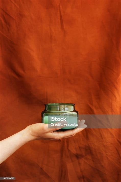 리넨 텍스처에 재활용 유리 항아리에 향기로운 촛불을 쥐고 있는 여성 손 가정 생활에 대한 스톡 사진 및 기타 이미지 가정 생활 갈색 건강한 생활방식 Istock