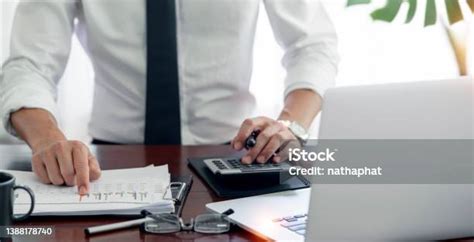 계산기 및 비즈니스 그래프 차트에서 일하는 사업가 비즈니스 분석 계획 및 전략 개념 공간을 복사합니다 검사자에 대한 스톡 사진 및 기타 이미지 Istock
