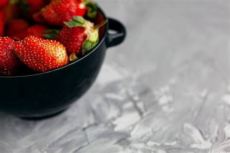 잘 익은 빨간 딸기 육즙이 가득한 신선한 잘 익은 빨간 딸기로 가득 찬 그릇 회색 콘크리트 테이블에 딸기 신선한 딸기 사진입니다 Ð론셉트 건강 식품 0명에 대한 스톡 사진
