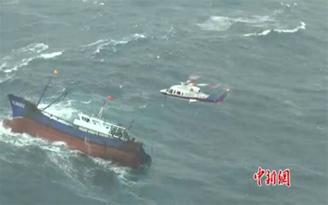 台湾海峡载11人渔船事故救援现场