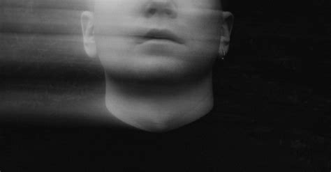 감정적인 강렬한 고립된 고요함 관념적인 남자 내성 노출 과도 느린 셔터 속도 독특한 라이트 룸 명상 적 모델 몽환 미묘한 미술 미스터리