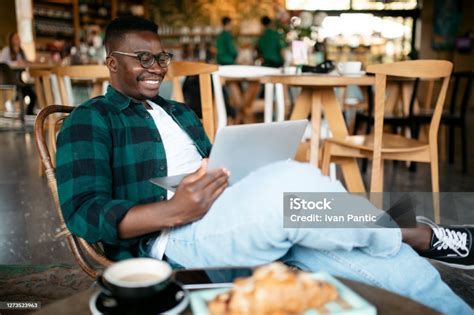 노트북에서 일하는 행복한 아프리카 계 미국인 남자의 측면 보기 20 24세에 대한 스톡 사진 및 기타 이미지 20 24세 개념 개발 Istock