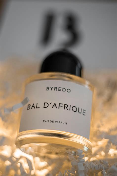 Id 고 대비 고상한 관능적인 광고하는 디자인 럭셔리 럭셔리한 마케팅 물 물을 튀기다 바다 바위 병 브랜드 상세한 선명한 색상 선물 손을