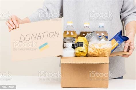 식료품 과 비문 기부와 카드 상자와 카드 상자를 들고 여자 손 우크라이나 에서 사람들을위한 음식 기부 자선기부에 대한 스톡 사진 및 기타 이미지 Istock