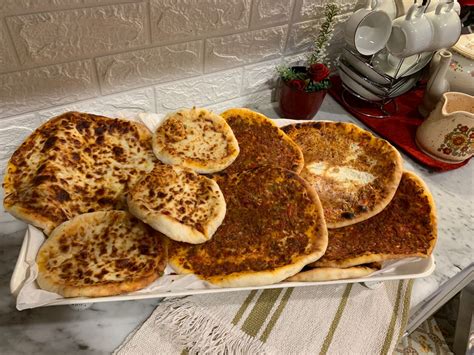 لحم بعجين وبيتزا