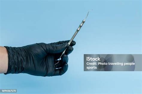 치과 도구가 달린 검은 의료용 장갑을 착용 한 전문 치과 의사의 자른 샷 치과 개념 파란색 배경에 격리 간호사에 대한 스톡 사진 및 기타 이미지 Istock