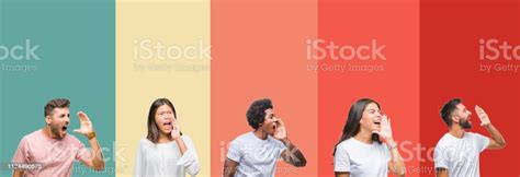 다채로운 줄무늬를 통해 다른 민족 학술 젊은 사람들의 콜라주 고립 된 배경 소리와 입에 손으로 옆에 큰 소리로 비명 통신 개념입니다 감정에 대한 스톡 사진 및 기타 이미지