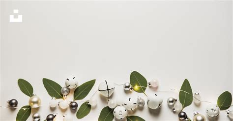 흰색 싸구려와 썰매 종 사진 Unsplash의 무료 크리스마스 이미지