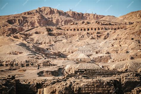 이집트 람세스 사원 유적 기원전 13세기 파라오 람세스 2세의 장례식 사원 현대 도시 룩소르 근처 프리미엄 사진