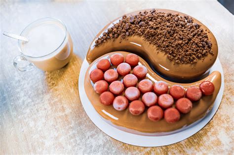 나무 테이블에 홈 주방에서 사랑스러운 맛있는 케이크와 향기로운 커피 한 잔 거울에 대한 스톡 사진 및 기타 이미지 거울 귀여운 그릇 Istock