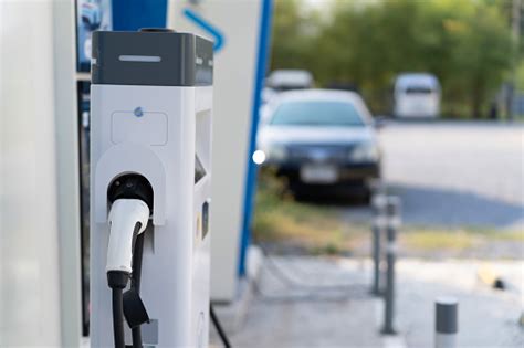 Ev 스테이션 사이트의 고속 전기 자동차 충전기 및 전원 공급 장치 전기 자동차 대체 연료 차량에 대한 스톡 사진 및 기타 이미지 전기 자동차 대체 연료 차량 주차장