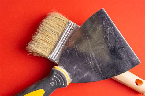 금속 주걱 플라스틱 손잡이 가진 흙 손 및 Copyspase와 흰색 배경에 2 개의 페인트 브러시 브러쉬와 주걱베이 지와 밝은 빨간색 주황색 자주색 배경 위에 페인트 도구