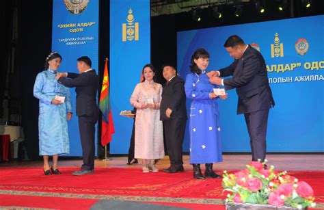 261 ээж “Алдарт эх” ийн одонгоо гардан авлаа