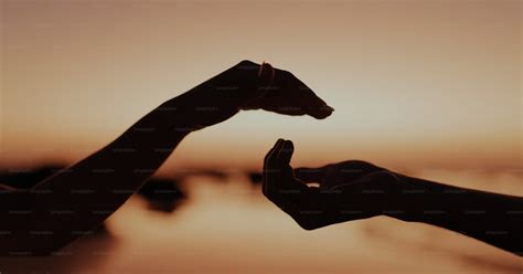 두 손이 서로를 향해 뻗어 있습니다 사진 Unsplash의 로맨스 이미지