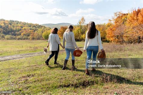 구름이 있는 푸른 하늘을 배경으로 녹색 잔디밭에서 달리는 세 명의 소녀 다시 보기입니다 얼굴이 없습니다 3 명에 대한 스톡 사진 및 기타 이미지 Istock