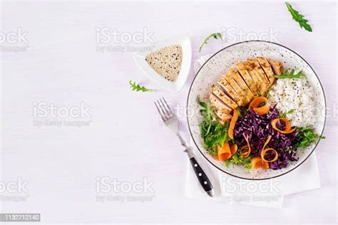 건강 한 샐러드 치킨 필 레 쌀 붉은 양배추 당근 신선한 양상추 샐러드와 참 깨와 부처님 그릇 접시 건강 한 균형 잡힌 식사 평면도 닭고기에 대한 스톡 사진 및 기타 이미지