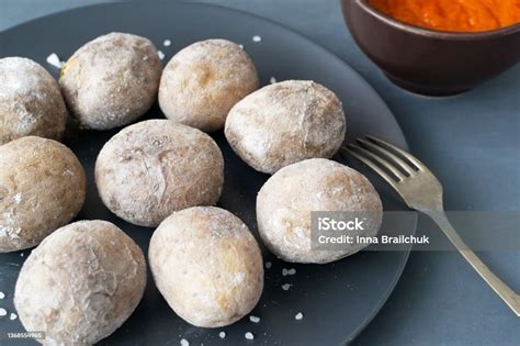 그릇에 붉은 소스와 검은 접시에 감자 전통적인 카나리아 요리는 파파스 아르루가다스입니다 야채는 소금이 많은 물에 삶습니다 0명에 대한 스톡 사진 및 기타 이미지 Istock