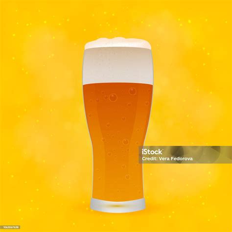 밝은 노란색과 주황색 배경에 맥주의 현실적인 유리 라이트 라 거 맥주 거품과 거품 옥 토 버 페스트 테마입니다 펍이 나 바 벡터 일러스트입니다 0명에 대한 스톡 벡터 아트