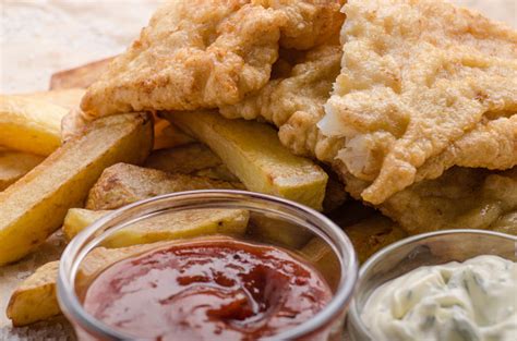 양피지에 케첩과 치 타르 소스가 있는 전통 영국 길거리 음식 생선 및 칩 감자 요리에 대한 스톡 사진 및 기타 이미지 감자